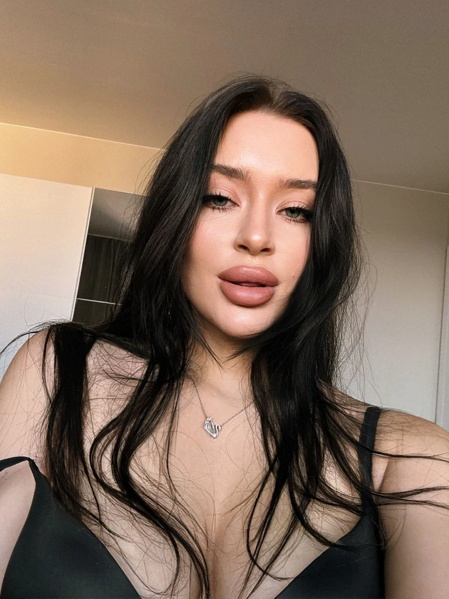 Molli - Busty Escort in Dubai Offering Unforgettable Experiences